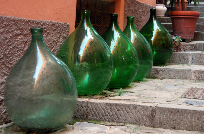 El resurgir de Damajuana, la botella de vino ideal para decoración